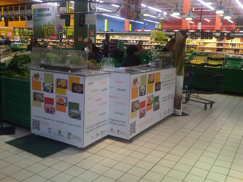 Stand de démonstrations culinaires sur les lieux d’achats de fruits et ...